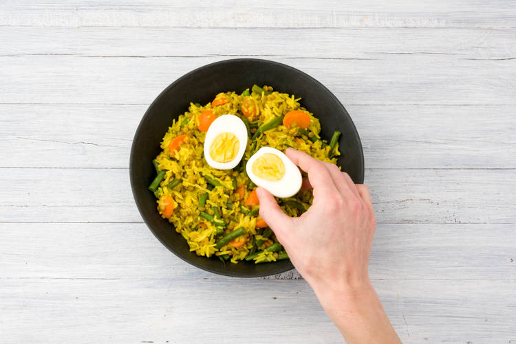Kruidige pilav met linzen en een gekookt ei Recept | HelloFresh