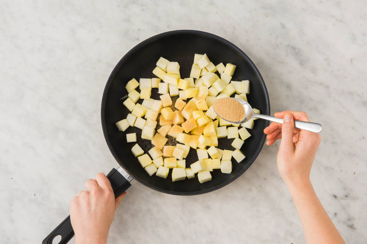 Appel perencrumble met rozemarijn Recept | HelloFresh