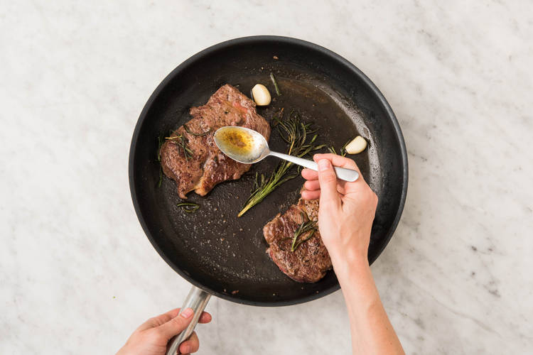 Runderribeye met knoflook en rozemarijn Recept | HelloFresh