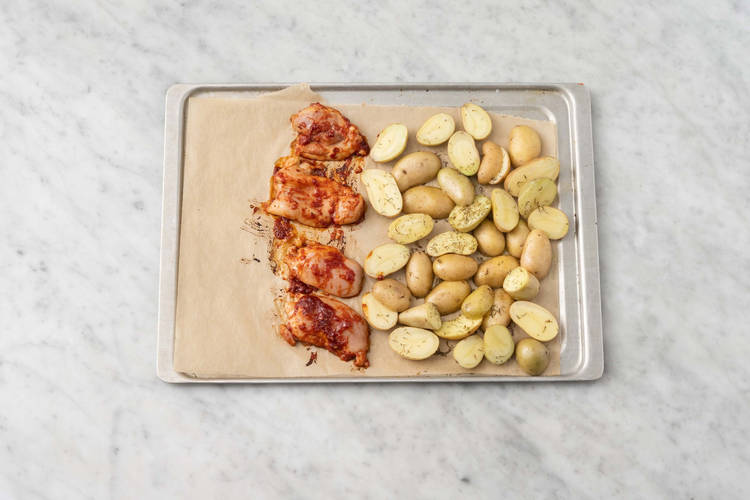 Traybake met kippendij piri-piri en krieltjes Recept | HelloFresh