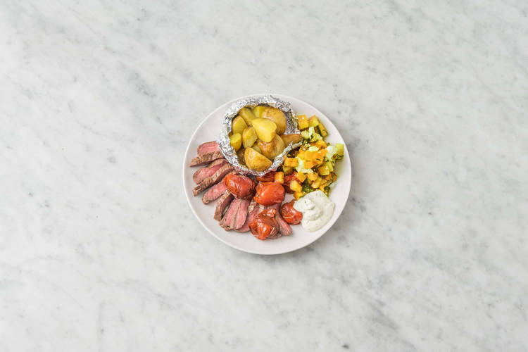 Runderlende met gepofte aardappelen met zure room Recept | HelloFresh