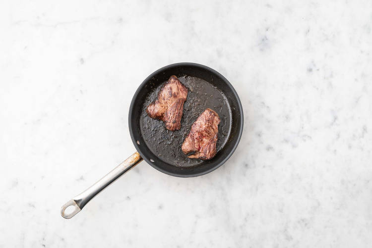 Pannestekt biff og kremet rødvinssaus | HelloFresh