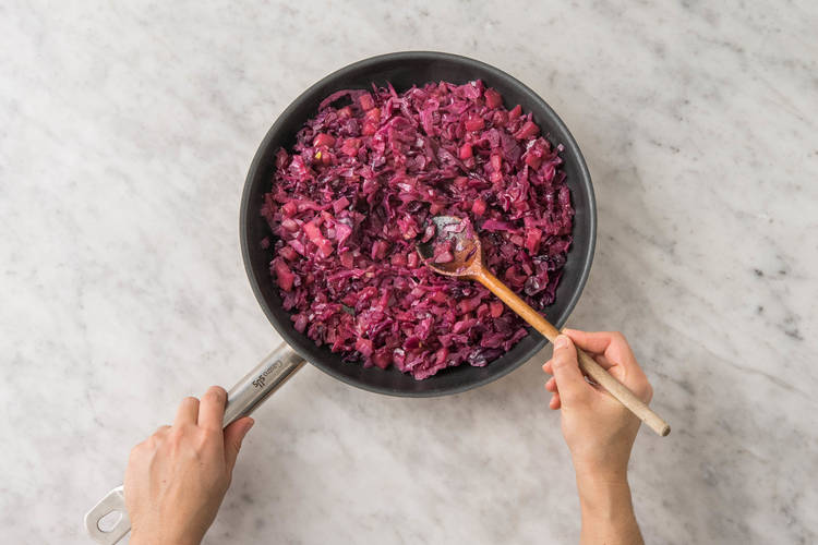 Chou rouge cuit à l’étouffée et chipolata Recette | HelloFresh