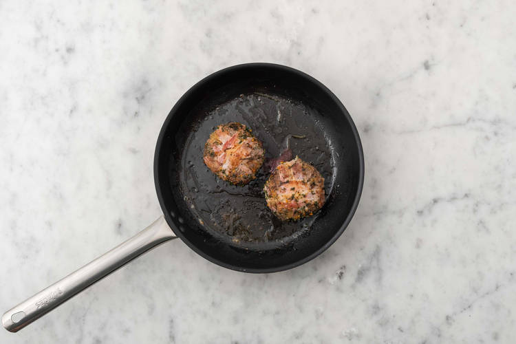 Ardeense gehakte steak met gekaramelliseerd witloof Recept | HelloFresh