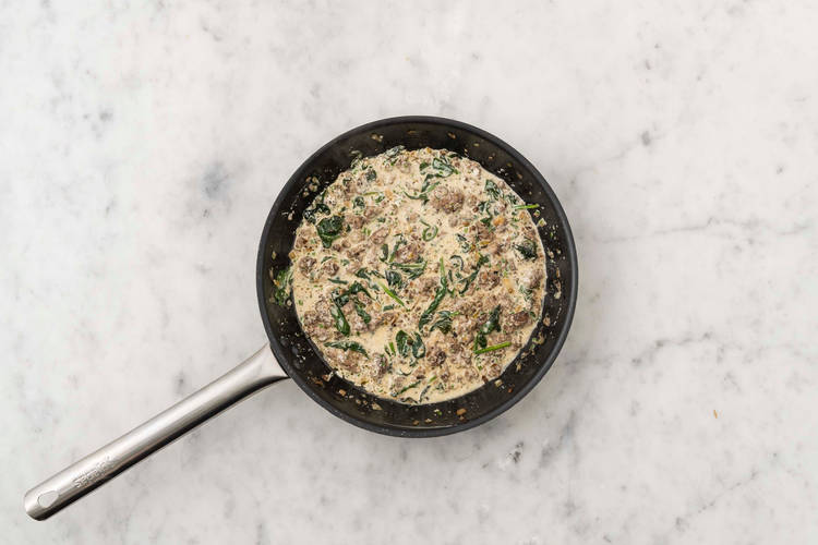 Penne met Italiaans gekruid rundergehakt en kruidenroomkaas Recept ...