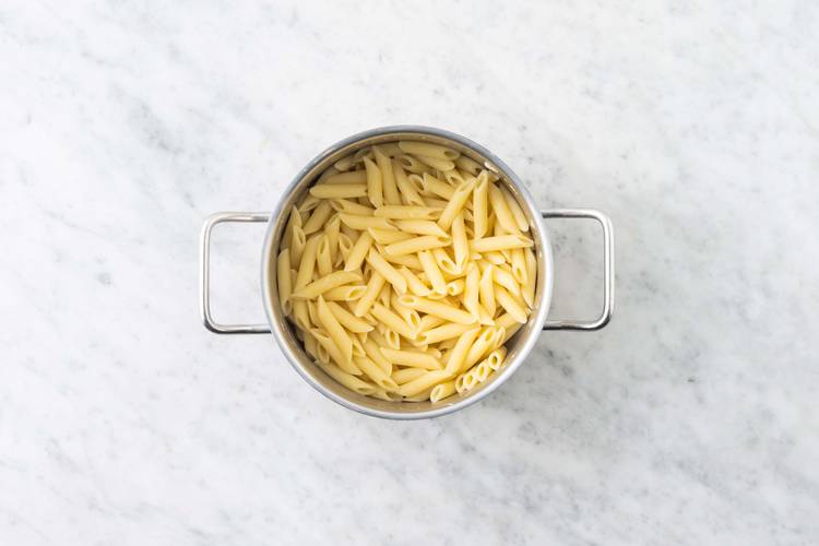 Penne met Italiaans gekruid rundergehakt en kruidenroomkaas Recept ...