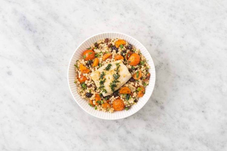Heek met kruidensaus en friszoete parelcouscous Recept | HelloFresh
