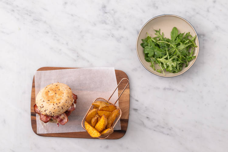 Frenchie burger : bœuf, oignons confits & tomme Recette | HelloFresh