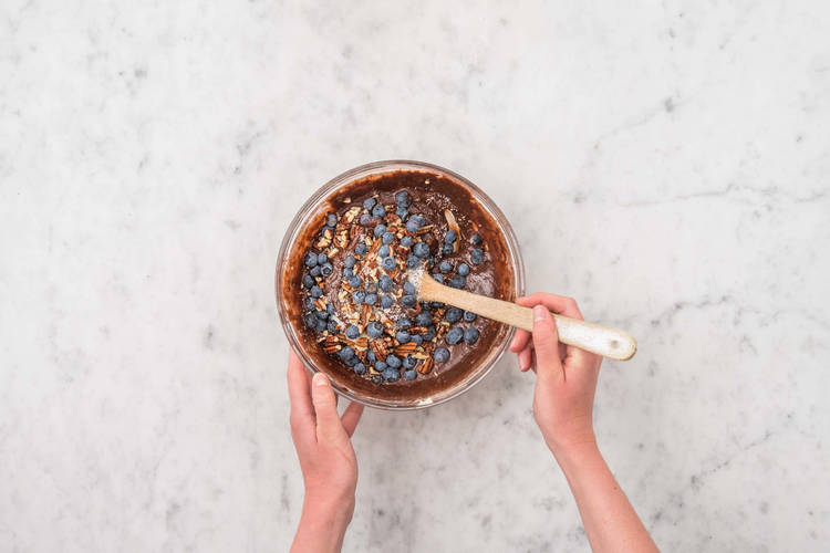 Bakbox | Luchtige brownies met bosbessen Recept | HelloFresh